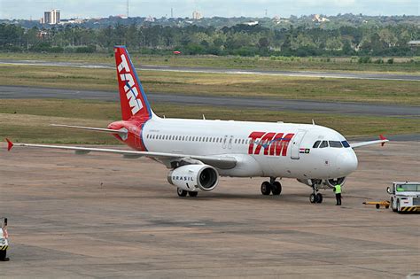 TAM começa a operar voo direto entre Fortaleza e Miami Tripulantes em voo