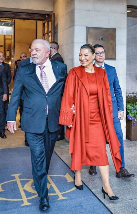Na coroação Lula e Janja se sentaram ao lado de Macron SBT News