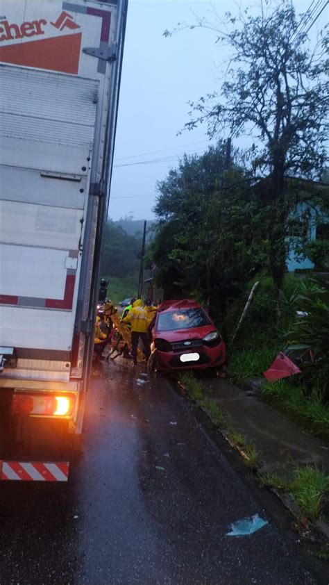 Motorista de 21 anos fica preso às ferragens após bater de frente