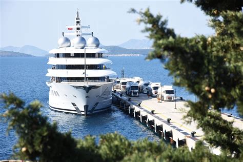 Porto Cervo Yacht Finisce Contro Gli Scogli Almeno Un Morto E Sei Feriti