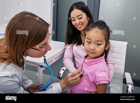 Le pédiatre vérifie les poumons et le cœur de l enfant à l aide d un