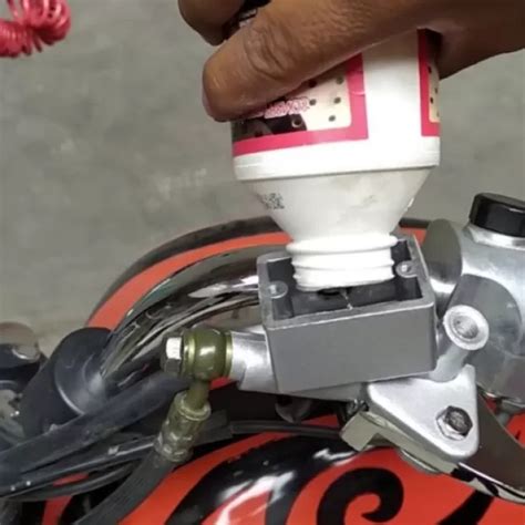 Guía completa para purgar los frenos de tu moto Kmoto