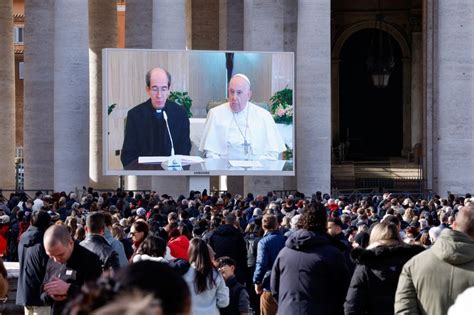 El papa dice que tiene una inflamación pulmonar y un ayudante lee su