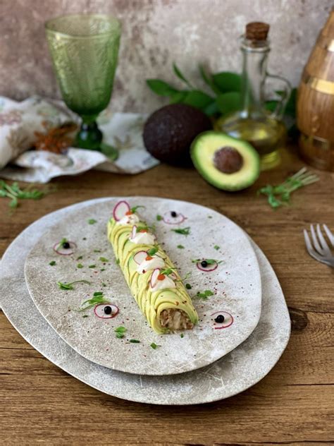 CANELÓN DE AGUACATE CON CANGREJO Y GAMBAS