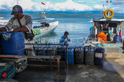 KEBUTUHAN BBM SOLAR BAGI NELAYAN ANTARA Foto