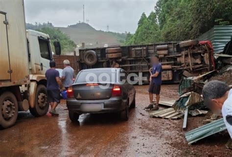 Caminhão tomba na BR 040 em Itabirito e congestiona parcialmente o trânsito
