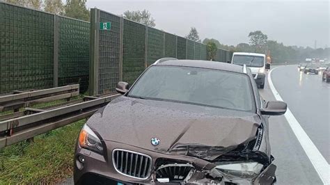 Wypadek na autostradzie A4 Zderzenie trzech samochodów z barierkami