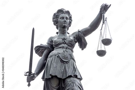 freigestellte Justitia auf dem Frankfurter Römerberg mit Waagschale