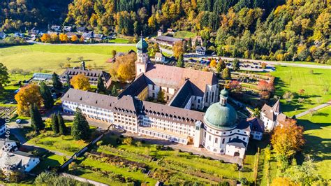 Luftbild des Klosters St Trudpert im Münstertal Schwarwald im Herbst
