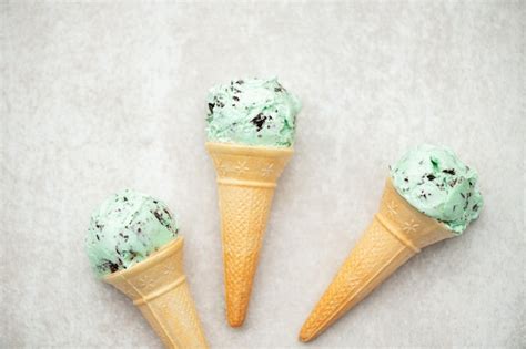 Helado De Menta Con Chips De Chocolate Foto Premium