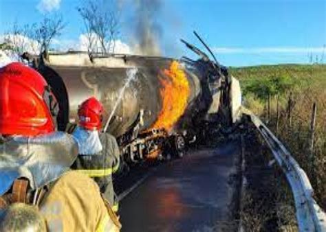 Vídeo Carreta que transportava combustível pega fogo após batida e