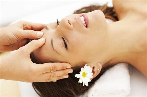 Cách bấm huyệt làm đẹp da mặt hiệu quả Nhà thuốc FPT Long Châu