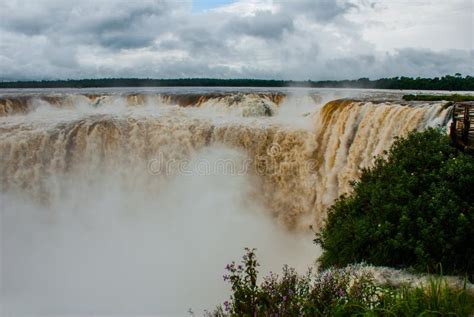 Turistas Que Visitam A Cachoeira Na Foz De Igua U Uma Da Garganta Do