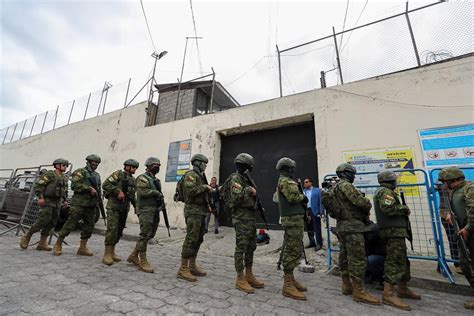 Ecuador decretó estado de excepción y toque de queda tras motines en