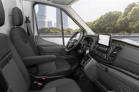 Ford Transit Automática chega ao Brasil por R 274 mil