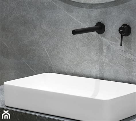 Szara łazienka z drewnem zdjęcie od Salon HOFF Homebook