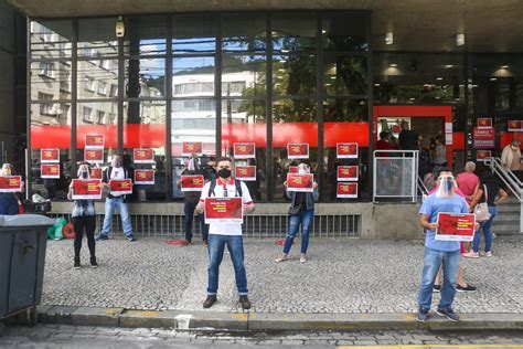 Bancários fazem protesto por falta de equipamentos de proteção à Covid