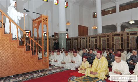 S M le Roi Amir Al Mouminine accomplit la prière du vendredi à la