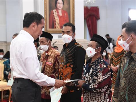 Presiden Jokowi Serahkan 1 5 Juta Sertifikat Hak Atas Tanah
