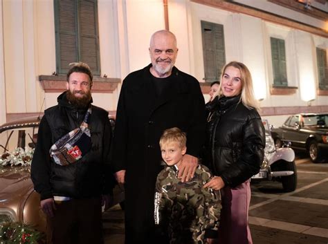 Krah bashkëshortes dhe Zahos Rama viziton Retro Christmas Tv Klan