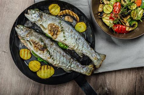 Pstrąg z grilla Przepisy kulinarne FoodMagazine pl