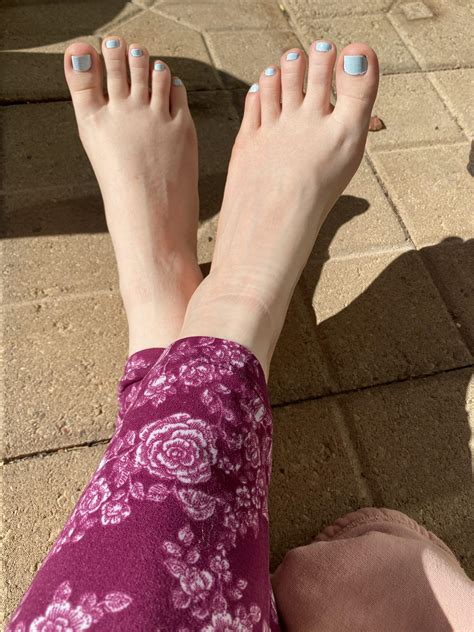 I Love Going Barefoot Outside Scrolller