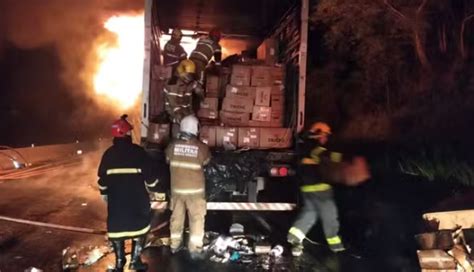 Caminh O Carregado De Encomendas Pega Fogo E Carga Fica Destru Da Na Br
