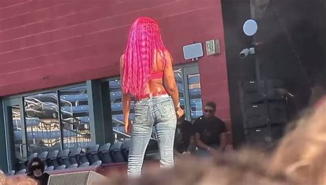 No Jumper On Twitter Sexyy Red Walked Off Stage During Her Summer