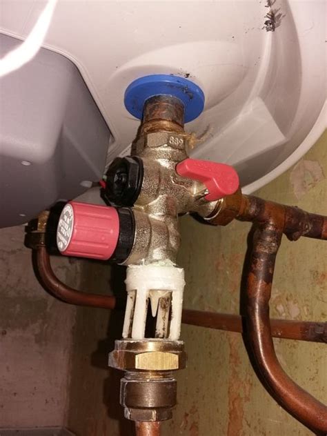 Groupe de sécurité de chauffe eau sans vidange comment le changer