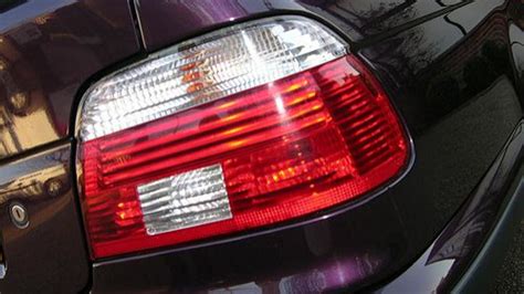 La police arrête des escrocs qui achetaient des voitures de luxe avec