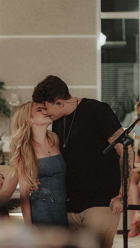 Rafa Almeida grava DVD na presença de Sophia Valverde Solange Almeida