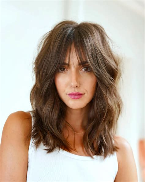 TOP 10 des coupes de cheveux avec frange effilée femme 60 ans la