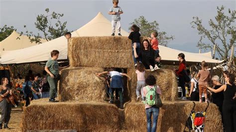 Ecco Il Villaggio Delle Zucche Di Nonno Andrea Giochi Nella Paglia