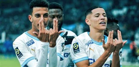 Azzedine Ounah et Amine Harit dédicacent JuL lors de la victoire de lOM