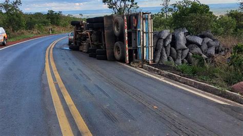 Motorista Tomba Carreta Carregada De Carv O Na Mg Em Jo O Pinheiro