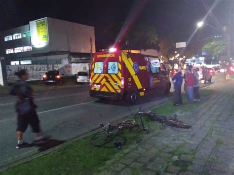 Ciclista fica gravemente ferido após ser atropelado na faixa de
