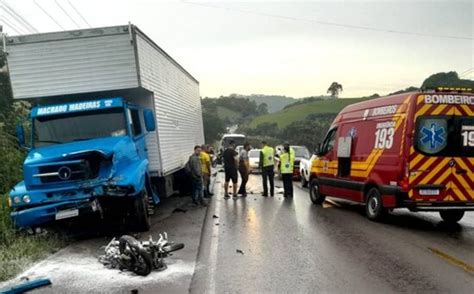 Jovem de 22 anos morre após moto colidir em caminhão e pegar fogo em SC