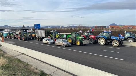 Agriculteurs en colère la mobilisation ne faiblit pas à Clermont Ferrand