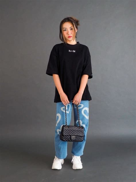 10 Tips On How To Style With An Oversized T Shirt For Women