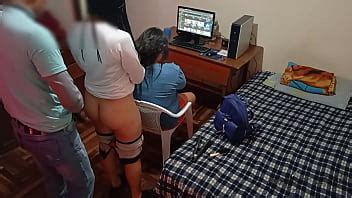 Hermano ayuda a masturbarse a su pequeña y delgada hermana caliente