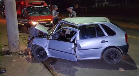 Motorista colide em poste e fica gravemente ferido em São José do Rio