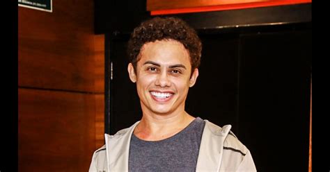 Silvero Pereira conferiu a pré estreia do filme Pacificado em um