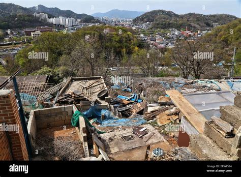 Pobreza En Corea Del Sur Casas Pobres Abandonadas Y Arruinadas En El