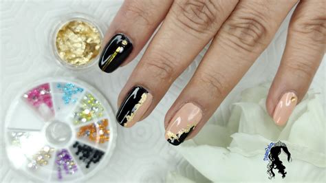 Decorar con papel dorado en uñas naturales Tono negro Diseño de uñas