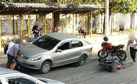 Motociclista Fica Ferido Depois De Cair E Parar Embaixo De Carro Em