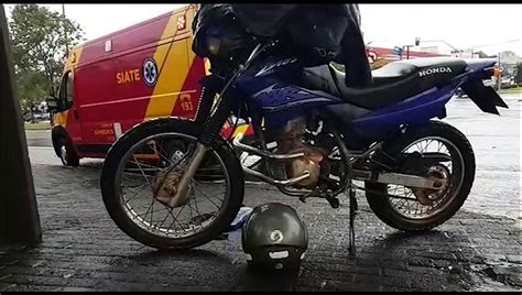 Carro e moto colidem na esquina da Av Tancredo Neves a Rua São