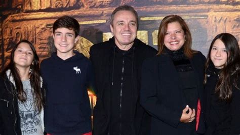 Em família Gugu Liberato surge em momento raro a mulher e os