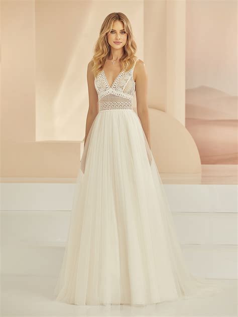 Abito Sposa Con Scollo A V E Gonna In Tulle Favole Abiti Da Sposa
