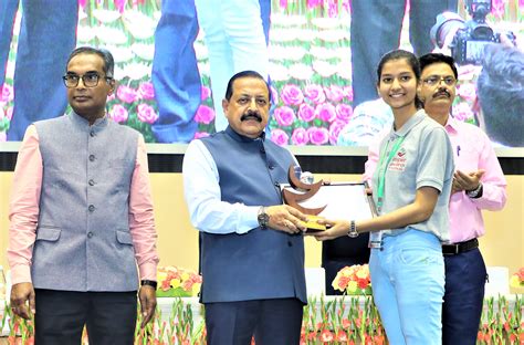 Dr Jitendra Singh Presents INSPIRE Awards To 60 Start Ups And Financial