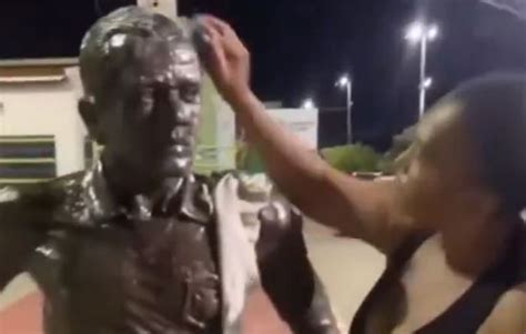VÍDEO mulher viraliza após limpar estátua de Daniel Alves no Brasil